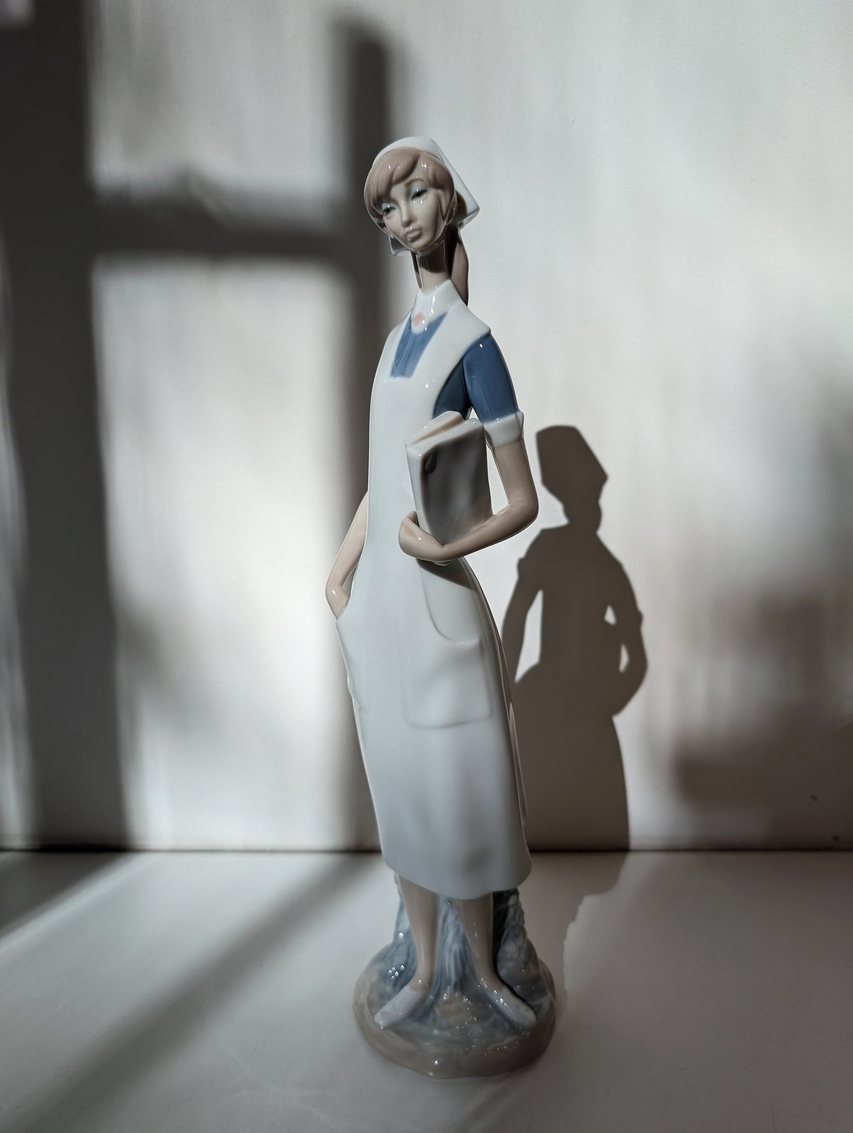Lladró Nurse Woman Figurine Classic – FormFluent